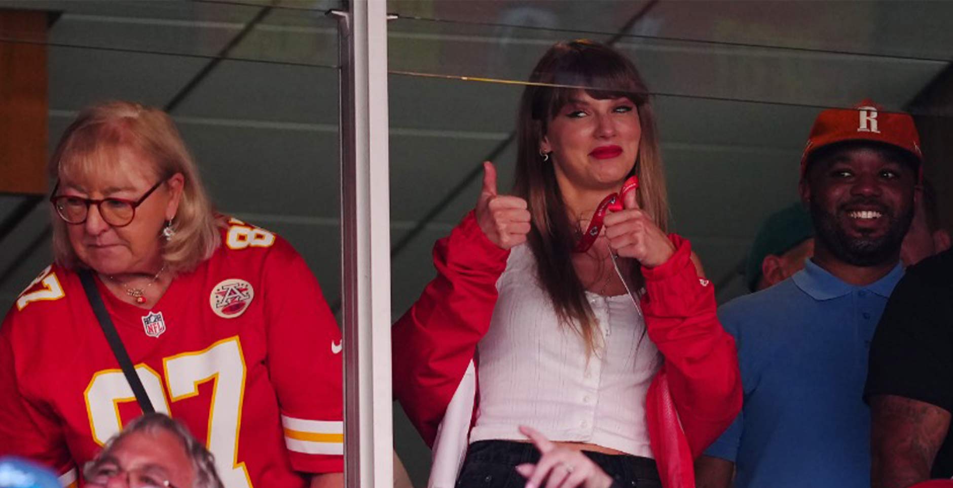 New Chiefs Fan Taylor Swift Watches Kansas City Thump Bears from Start ...